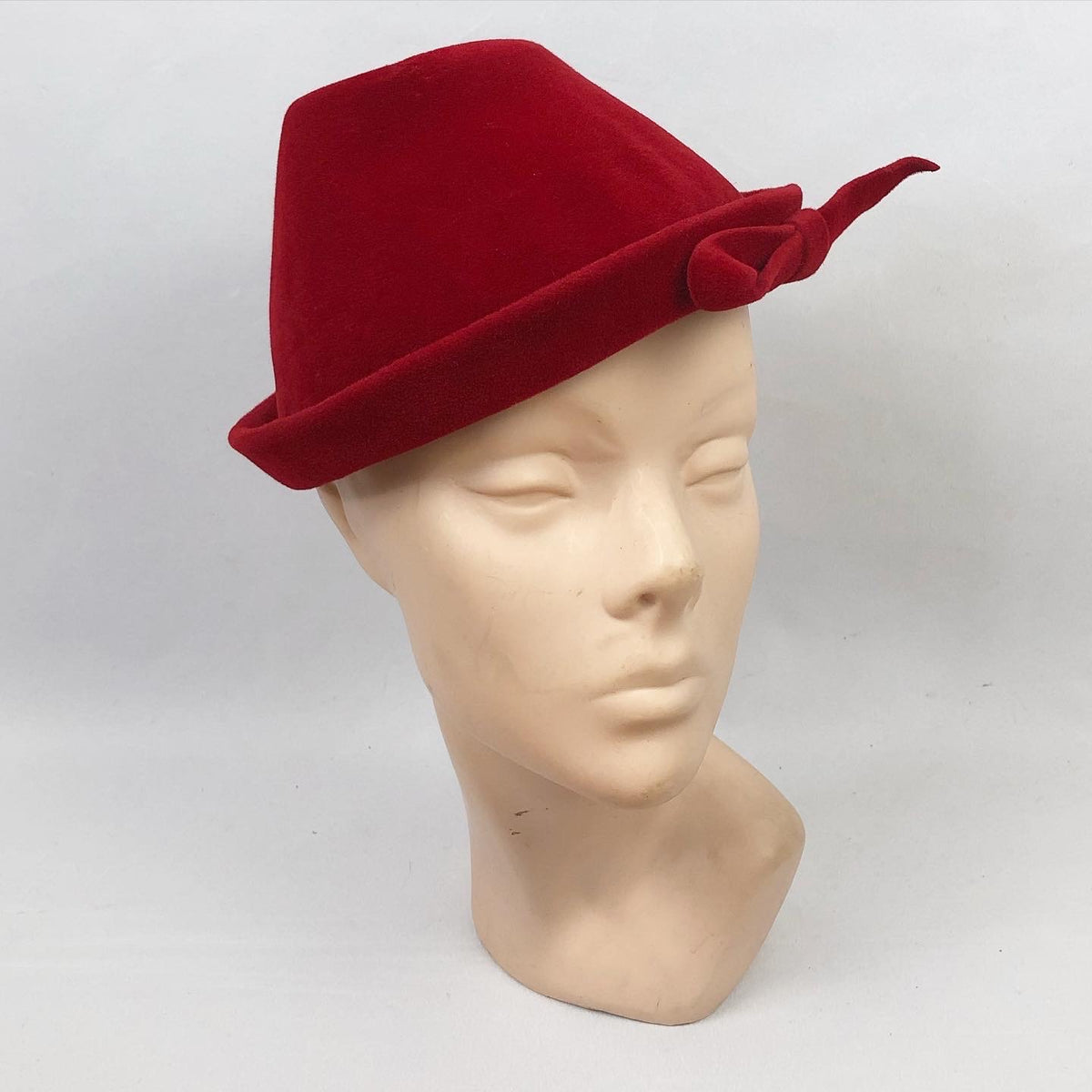 1930s 1940s Cherry Red Felt Tyrolean Hat with Bow Trim – 1940s Style ...